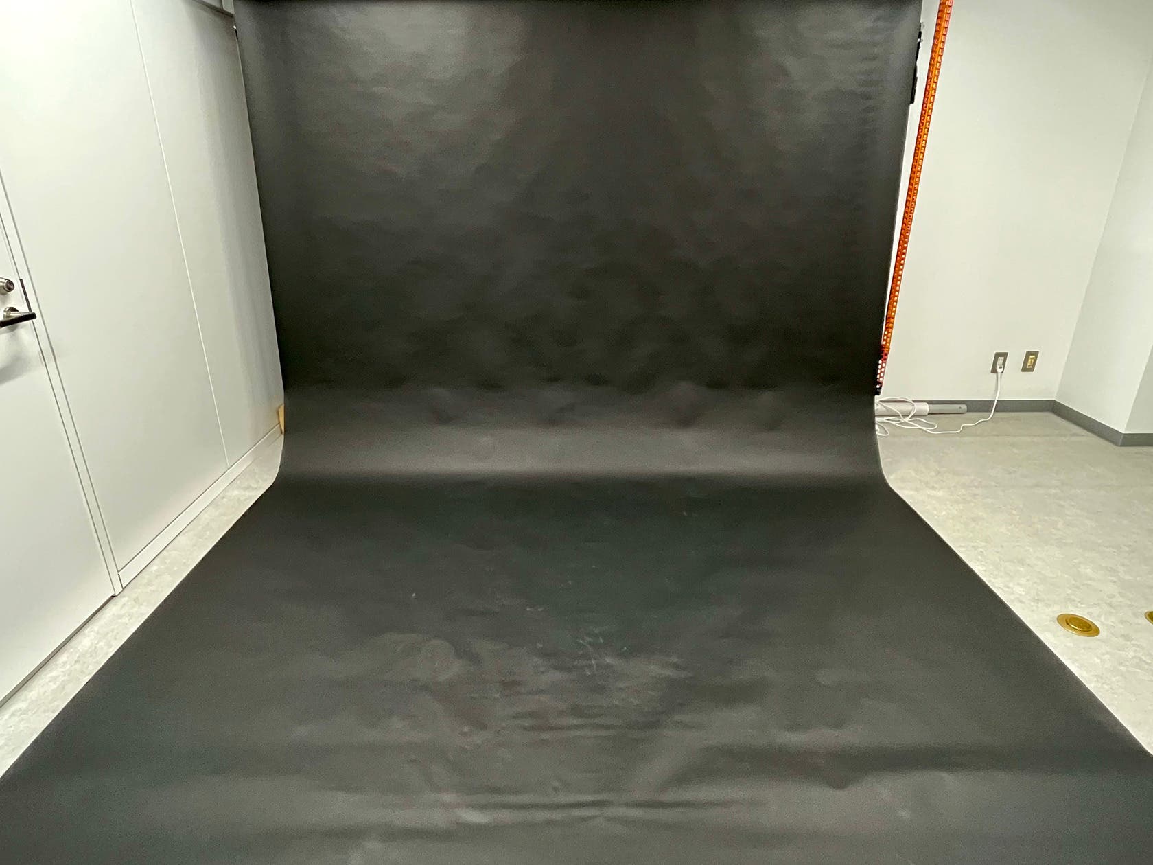 自然光と背景紙で多彩な撮影が可能！スタッフ常駐で安心✨早朝・深夜もOK⭕️プロジェクター完備で推し活にも📽️の写真25