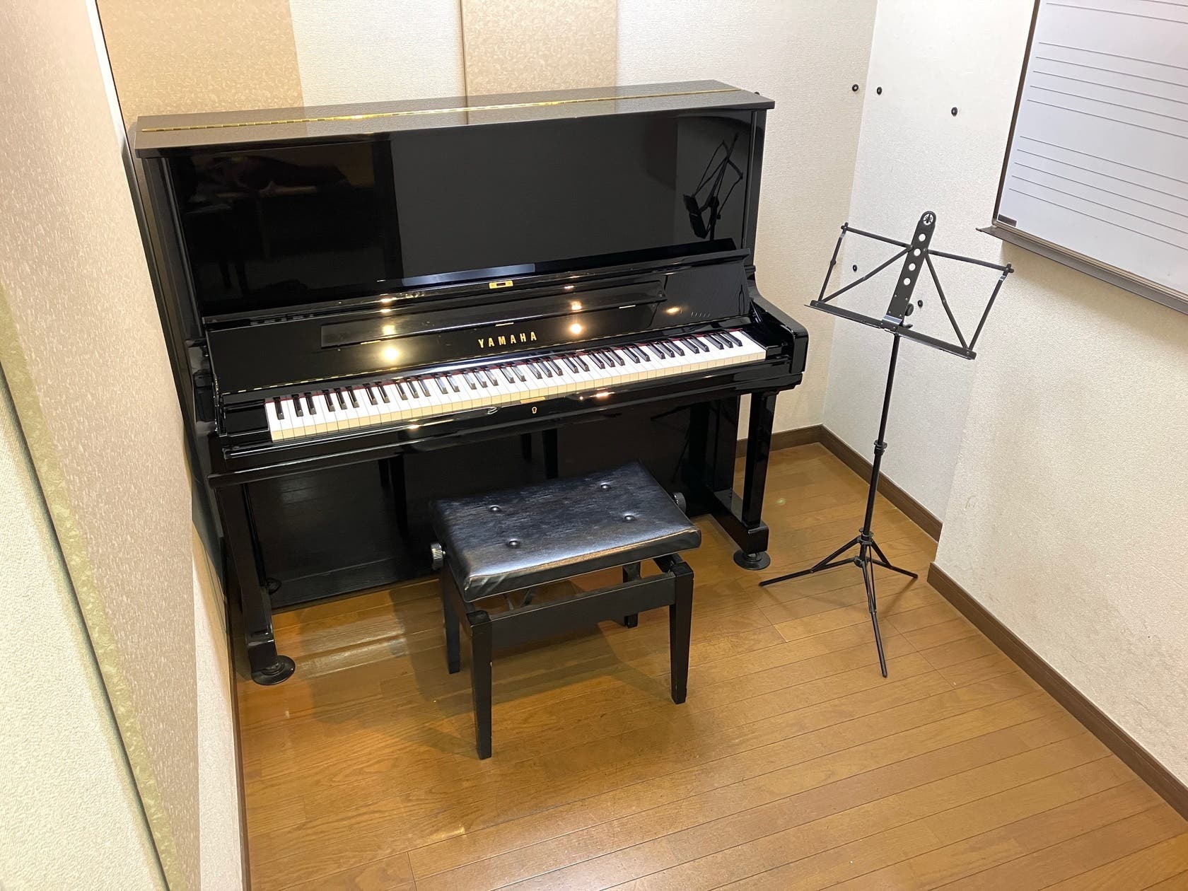 【中山駅徒歩4分】アビテックス（防音室）。ピアノ・フルート・バイオリン等の楽器の個人練習、アンサンブルの合わせに！の写真1