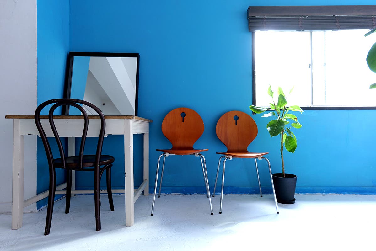 ヴィンテージビルの白壁＆白床＆色壁のレトロポップなスタジオの写真10