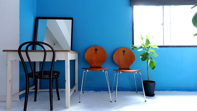 ヴィンテージビルの白壁&白床&色壁のレトロポップなスタジオの写真10