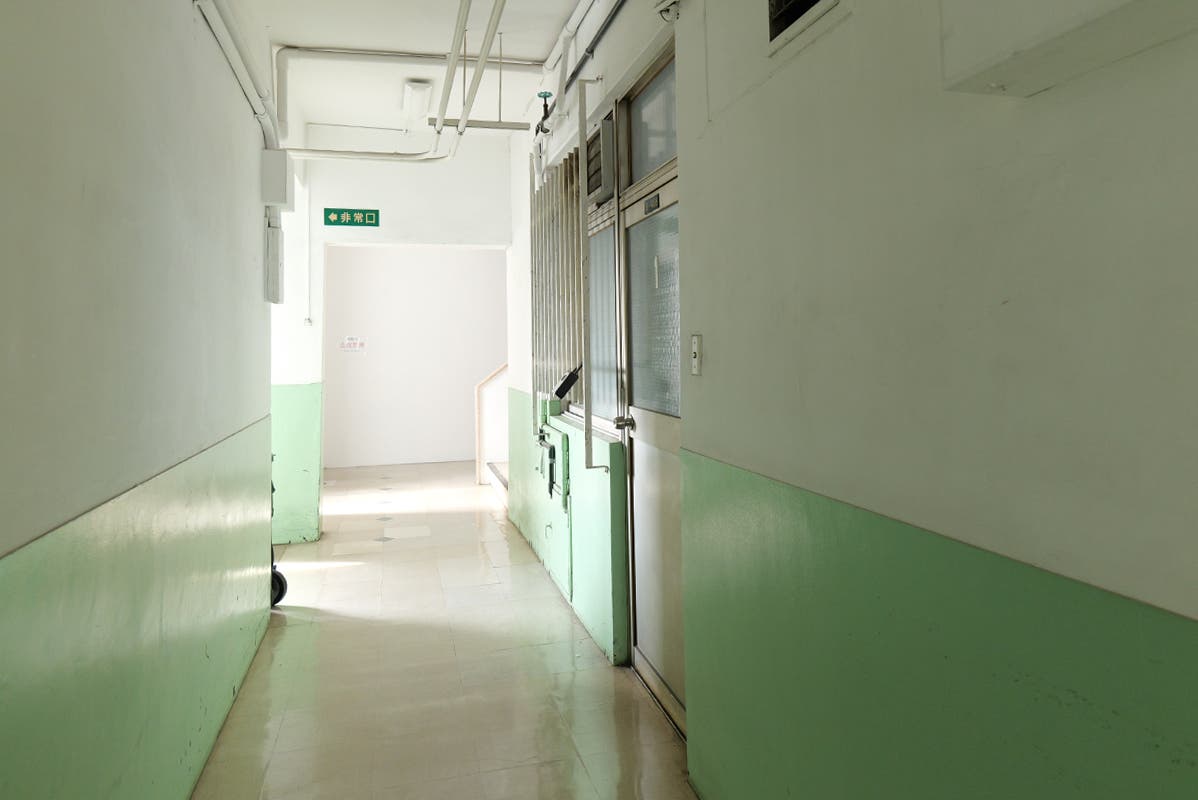 ヴィンテージビルの白壁＆白床＆色壁のレトロポップなスタジオの写真30