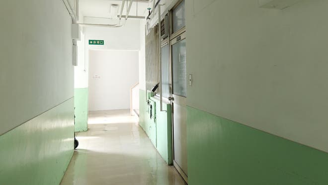 ヴィンテージビルの白壁&白床&色壁のレトロポップなスタジオの写真30