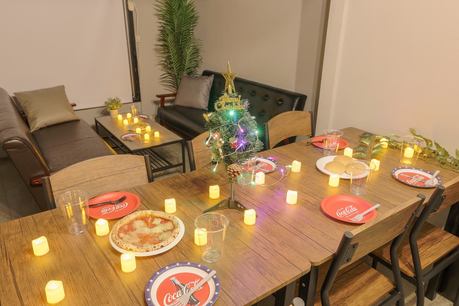 【ゴミ捨て無料！】駅近便利なレンタルスペース！プロジェクター完備でパーティーも撮影も快適！最大16名着席の写真2