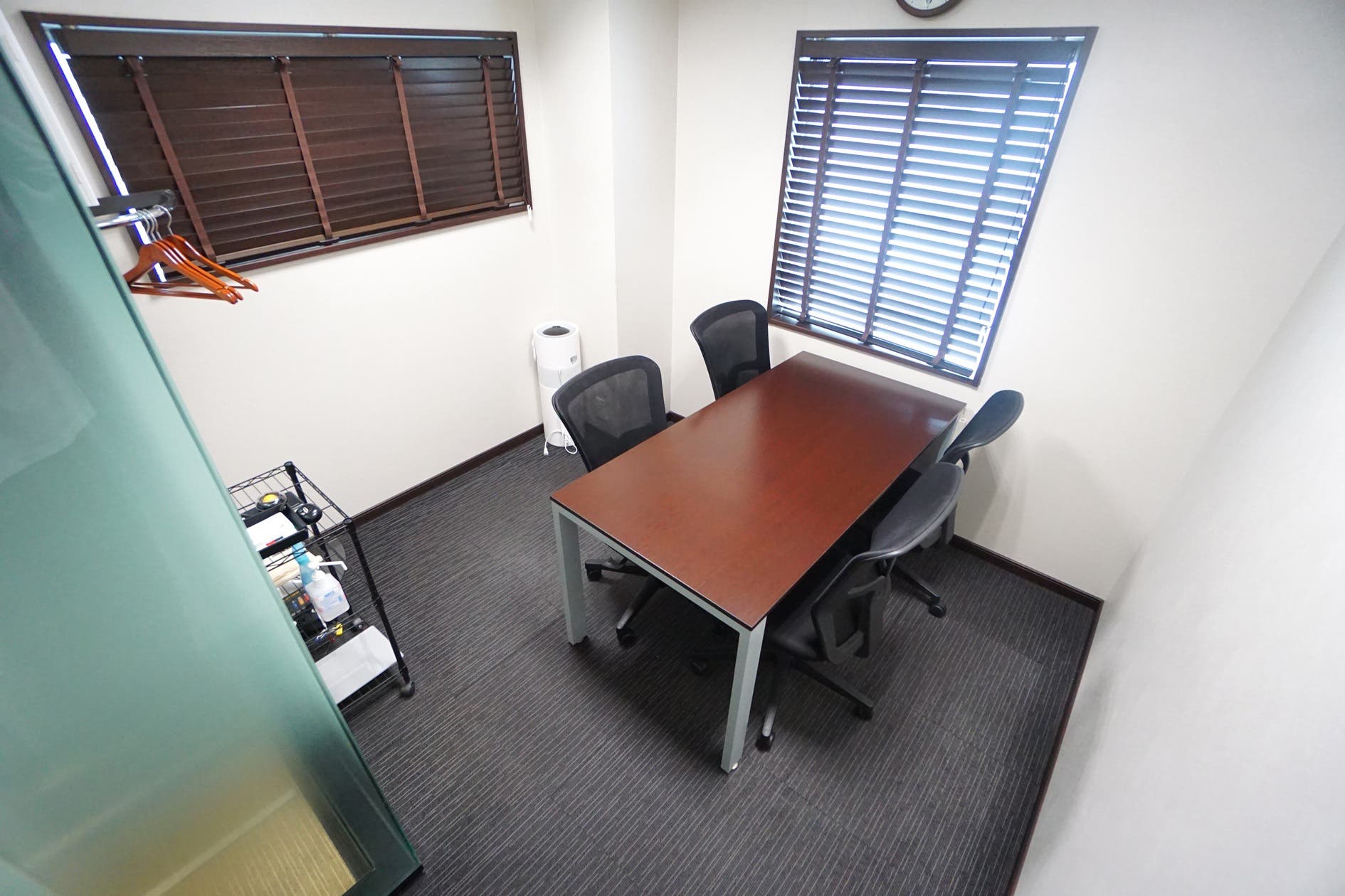 ＜UPオフィス高輪台会議室 1001号室＞高輪台駅徒歩1分🚃4名収容🪑光回線Wi-Fi📶会議/商談/面談/テレワークの写真1