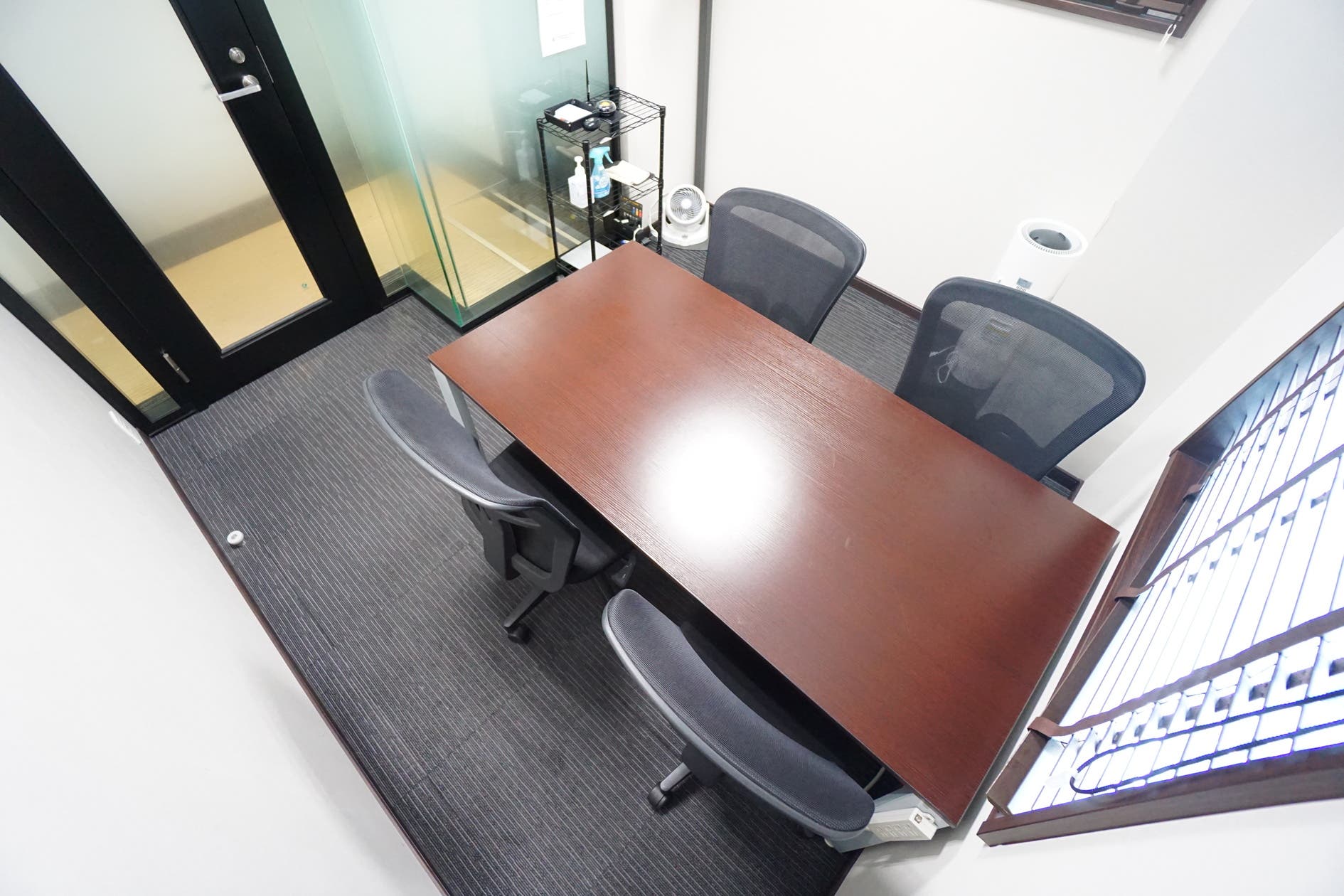 ＜UPオフィス高輪台会議室 1001号室＞高輪台駅徒歩1分🚃4名収容🪑光回線Wi-Fi📶会議/商談/面談/テレワークの写真2