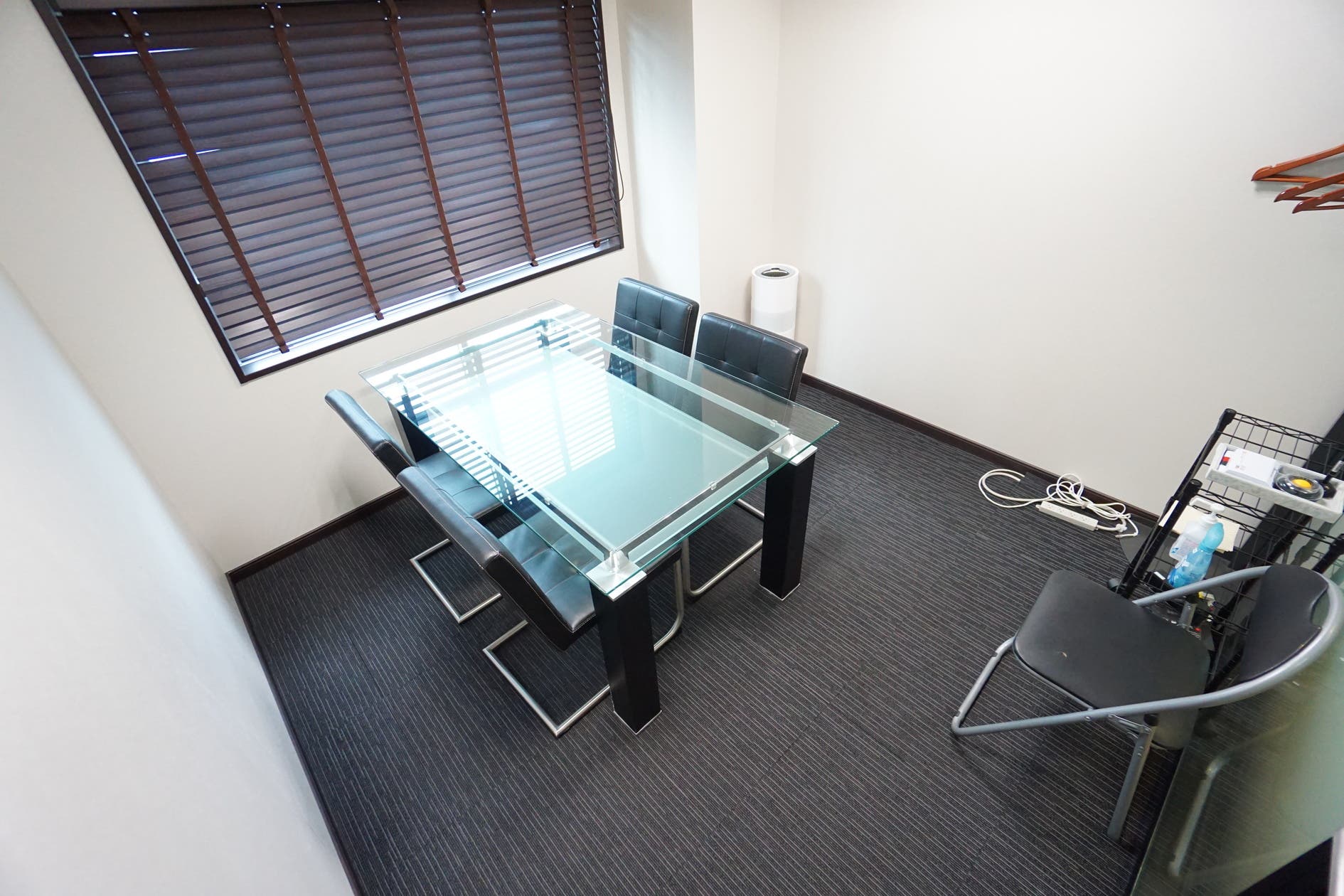 ＜UPオフィス高輪台会議室 1002号室＞高輪台駅徒歩1分🚃5名収容🪑光回線Wi-Fi📶会議/商談/面談/テレワークの写真1