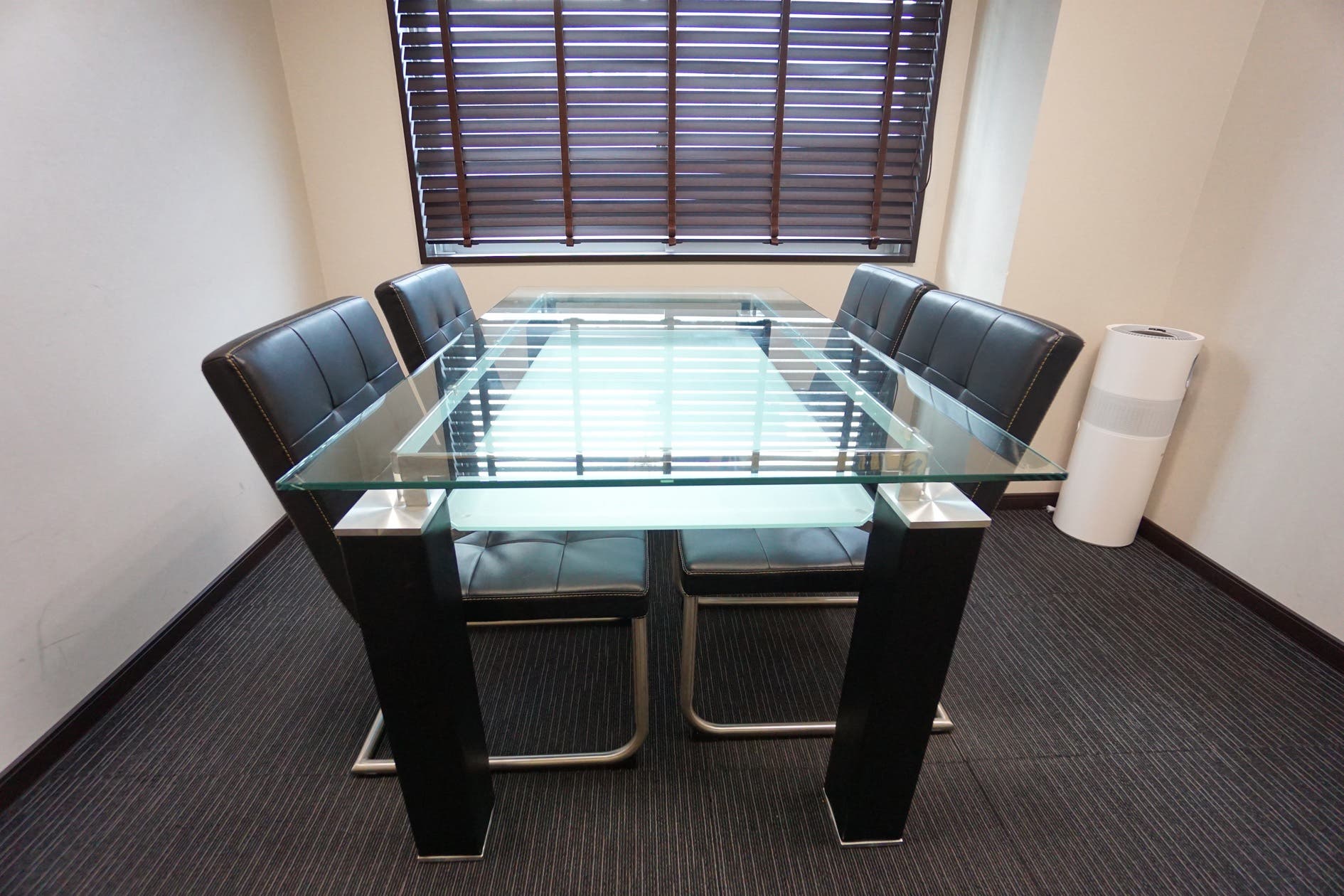 ＜UPオフィス高輪台会議室 1002号室＞高輪台駅徒歩1分🚃5名収容🪑光回線Wi-Fi📶会議/商談/面談/テレワークの写真2