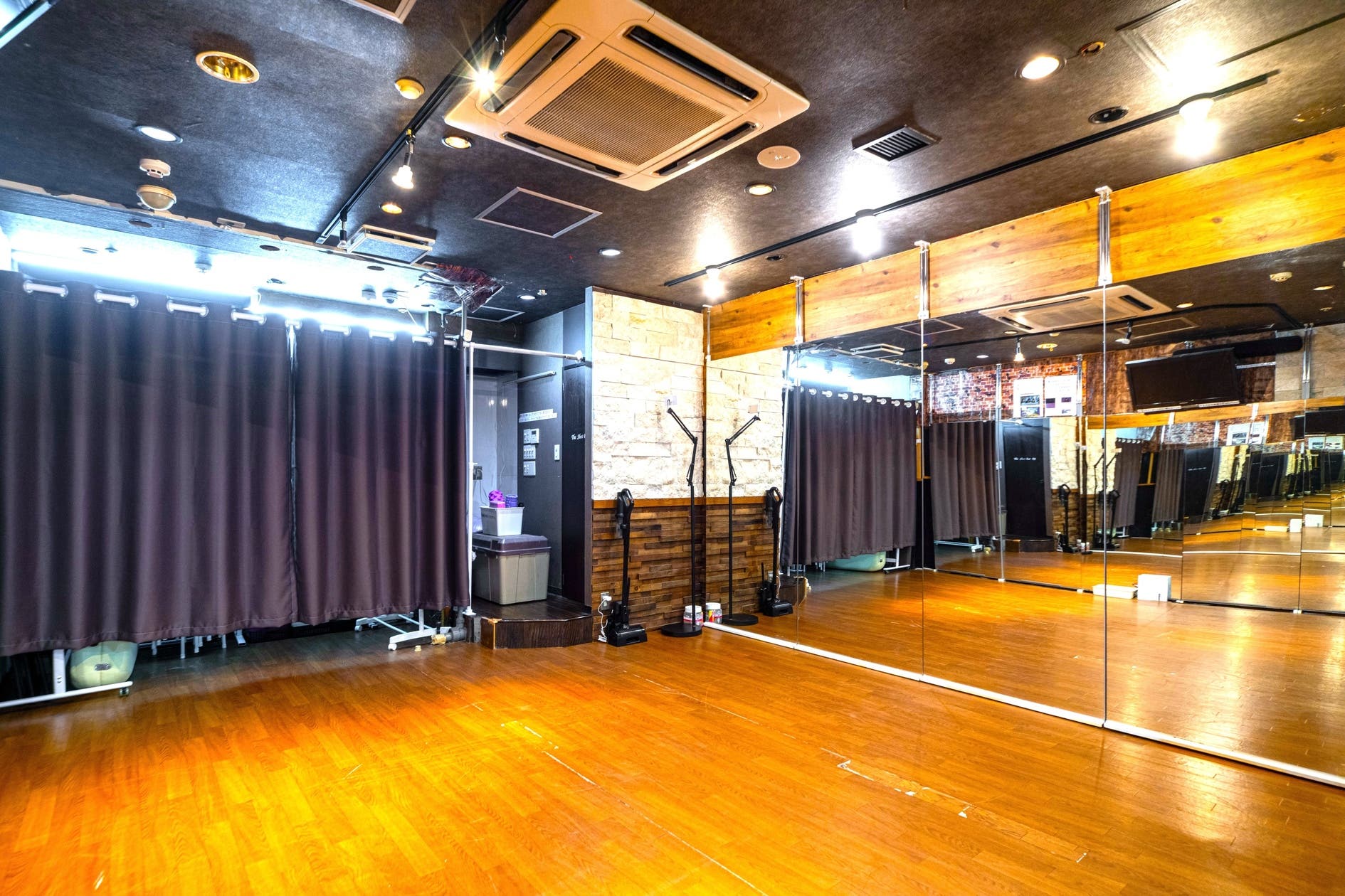 京急川崎駅から1分、JR川崎駅から3分、24時間いつでも利用できるレンタルスペースの写真3