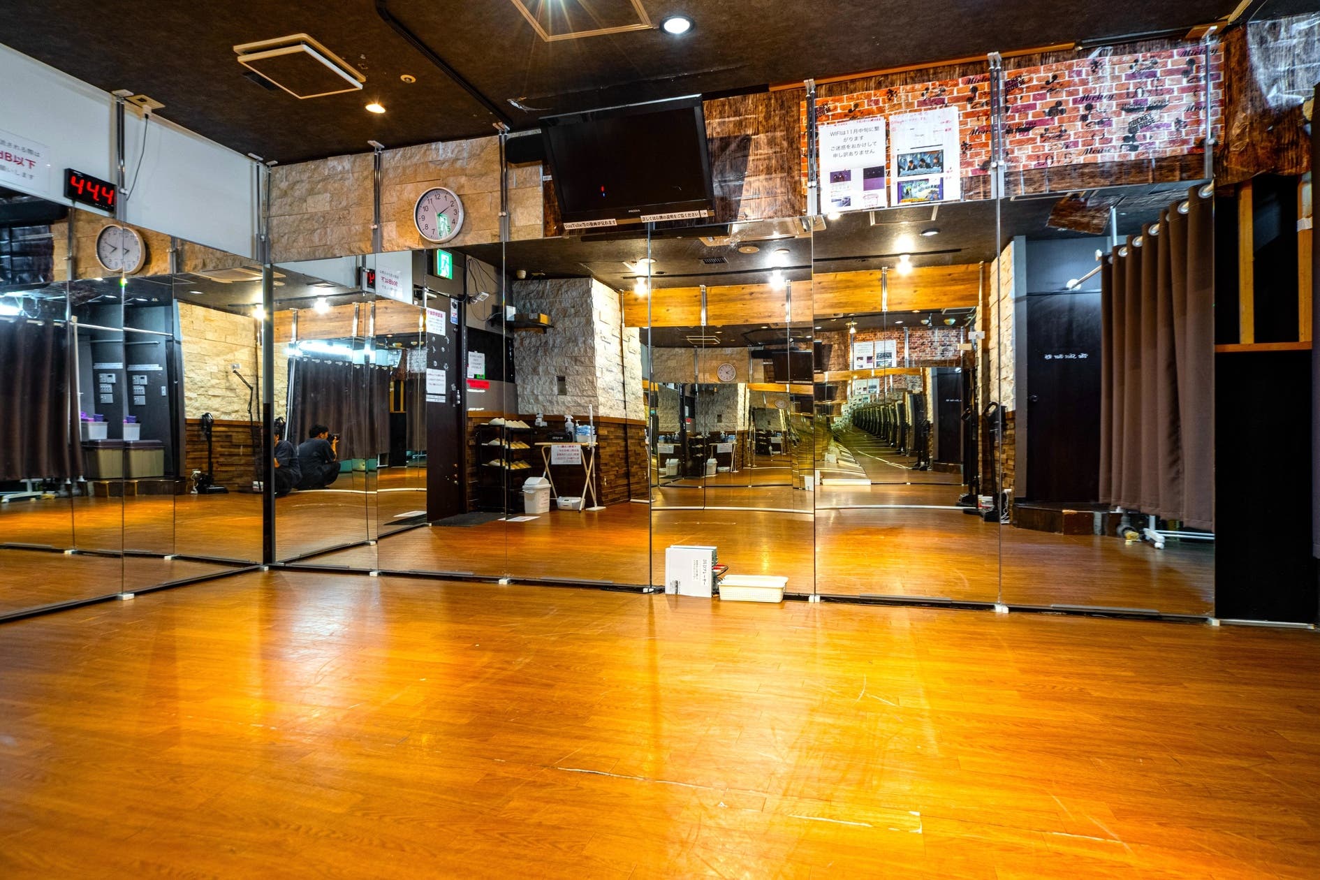 京急川崎駅から1分、JR川崎駅から3分、24時間いつでも利用できるレンタルスペースの写真2