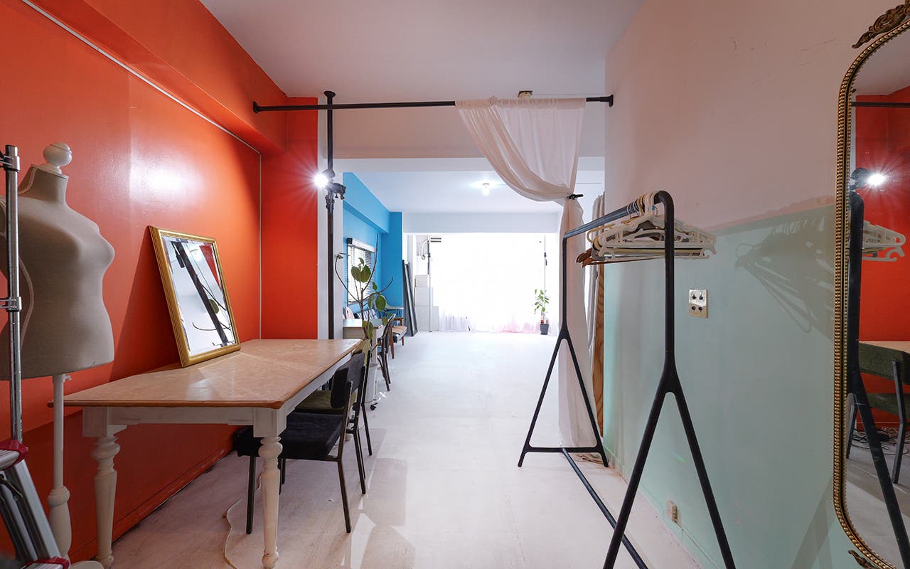 ヴィンテージビルの白壁＆白床＆色壁のレトロポップなスタジオの写真7