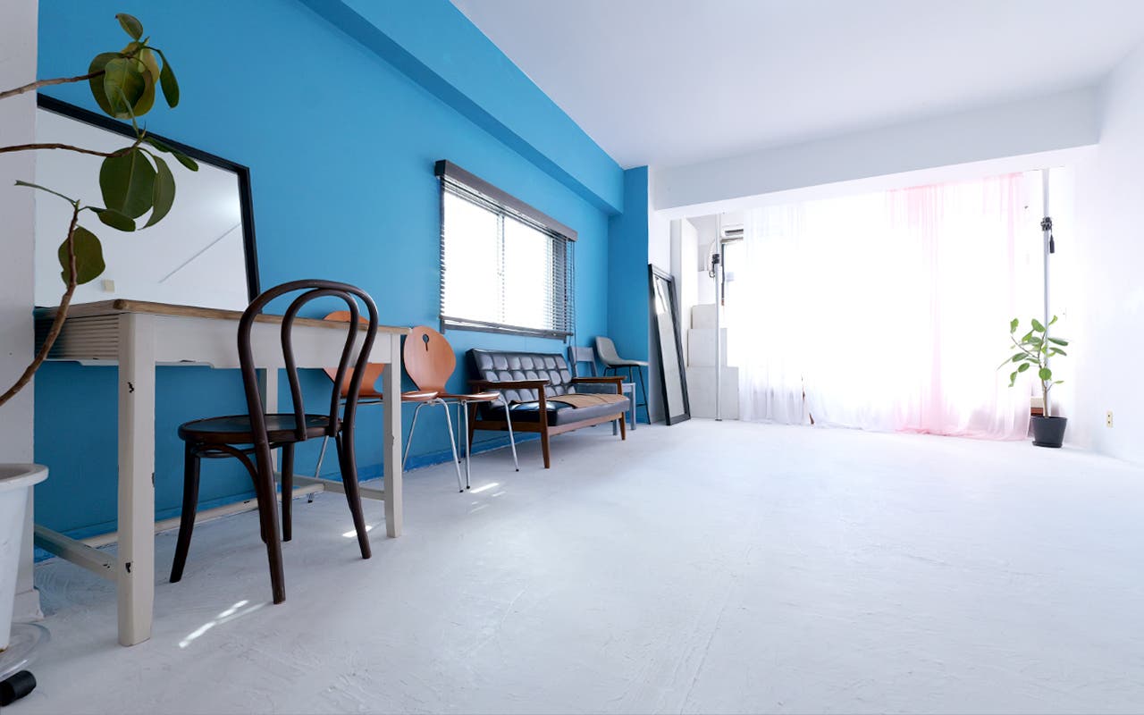 ヴィンテージビルの白壁＆白床＆色壁のレトロポップなスタジオの写真8