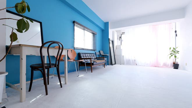 ヴィンテージビルの白壁&白床&色壁のレトロポップなスタジオの写真8