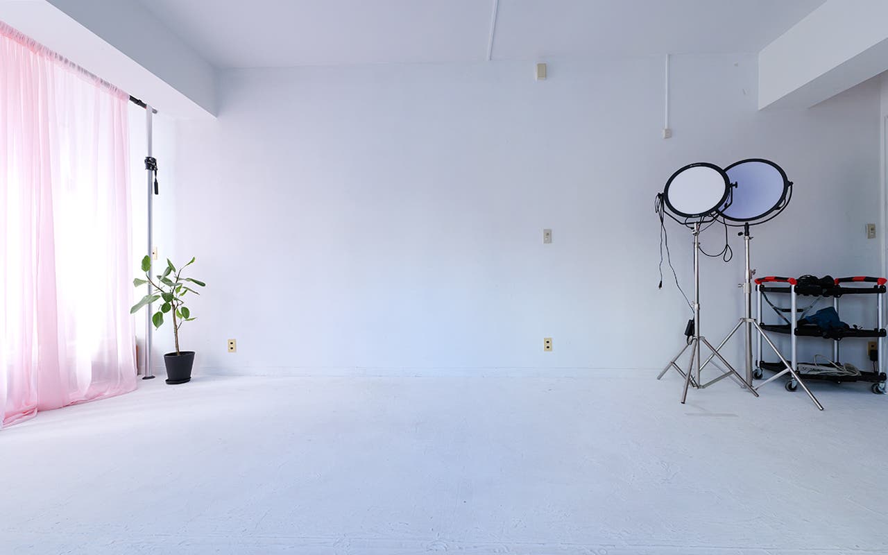 ヴィンテージビルの白壁＆白床＆色壁のレトロポップなスタジオの写真5