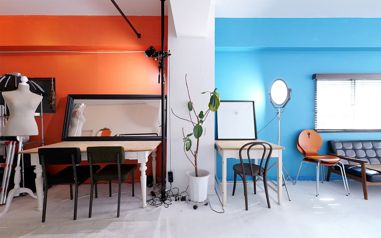 ヴィンテージビルの白壁＆白床＆色壁のレトロポップなスタジオの写真6