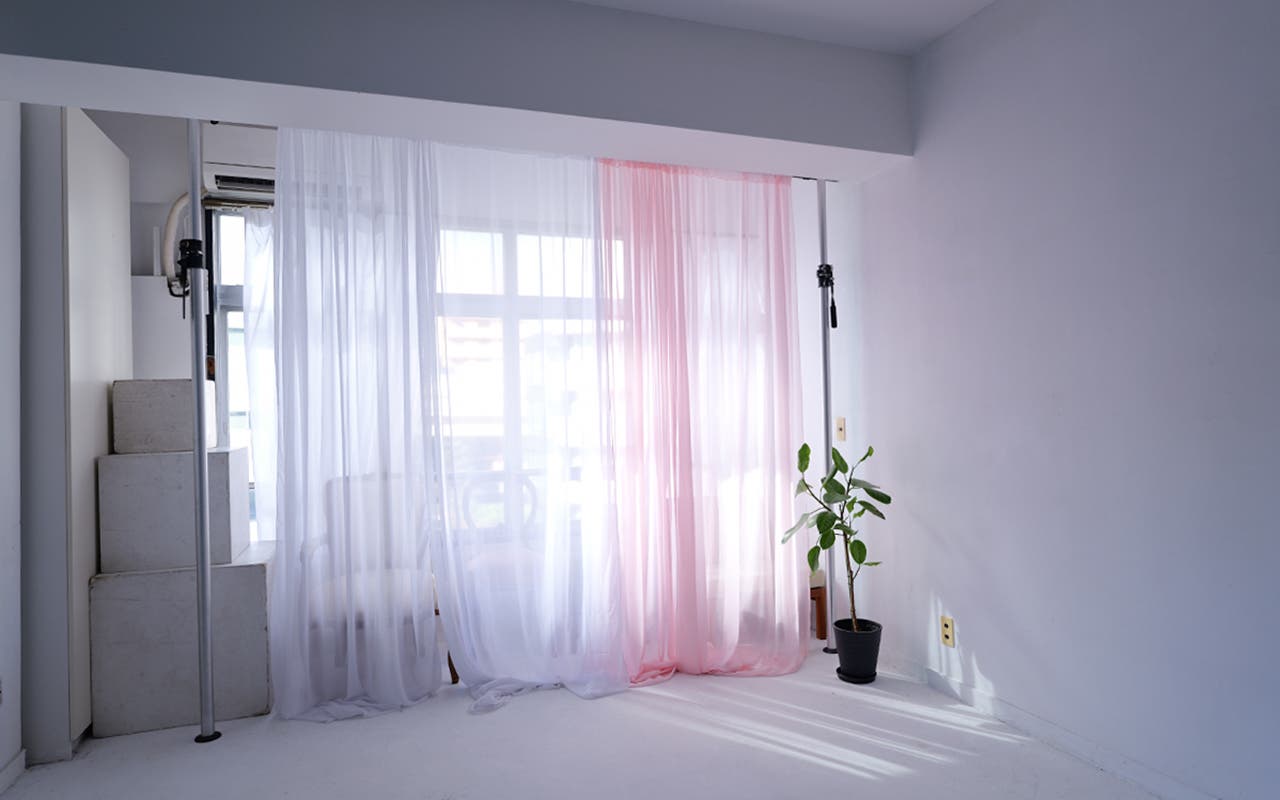 ヴィンテージビルの白壁＆白床＆色壁のレトロポップなスタジオの写真11