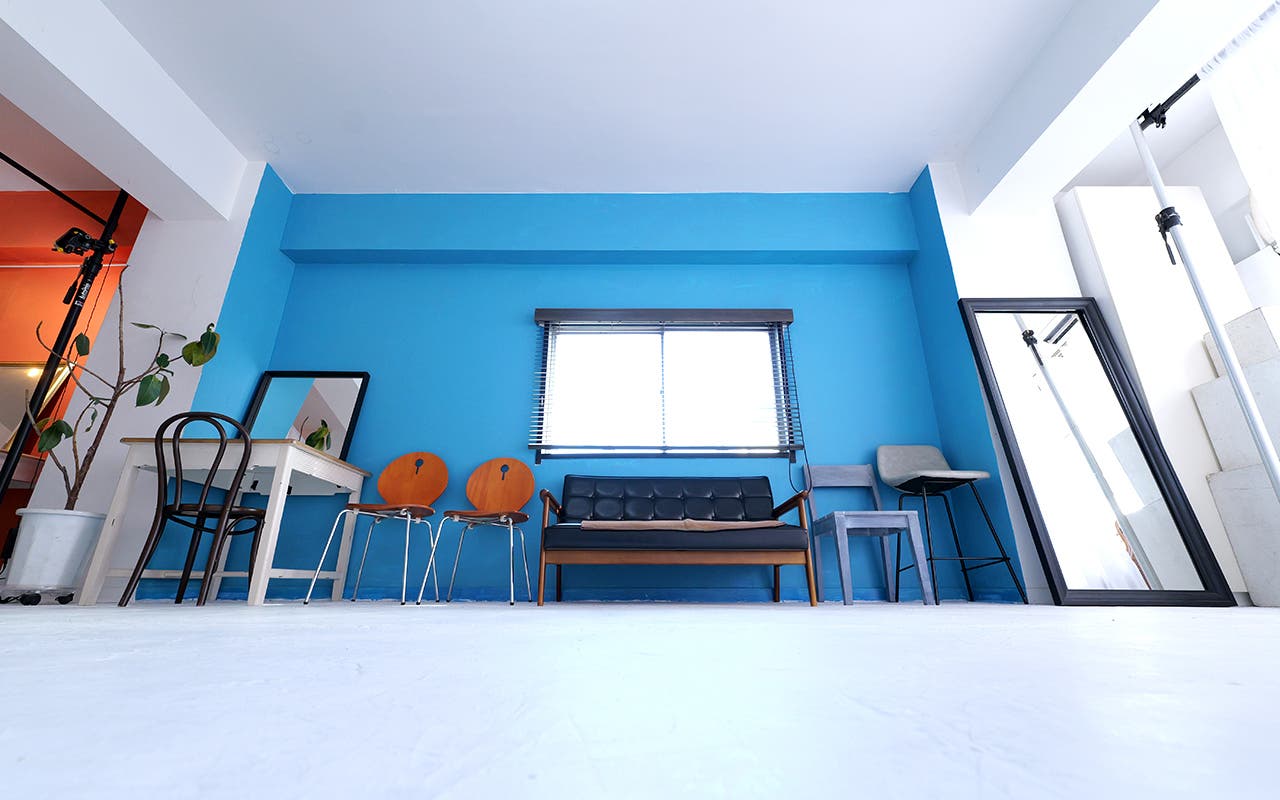 ヴィンテージビルの白壁＆白床＆色壁のレトロポップなスタジオの写真2