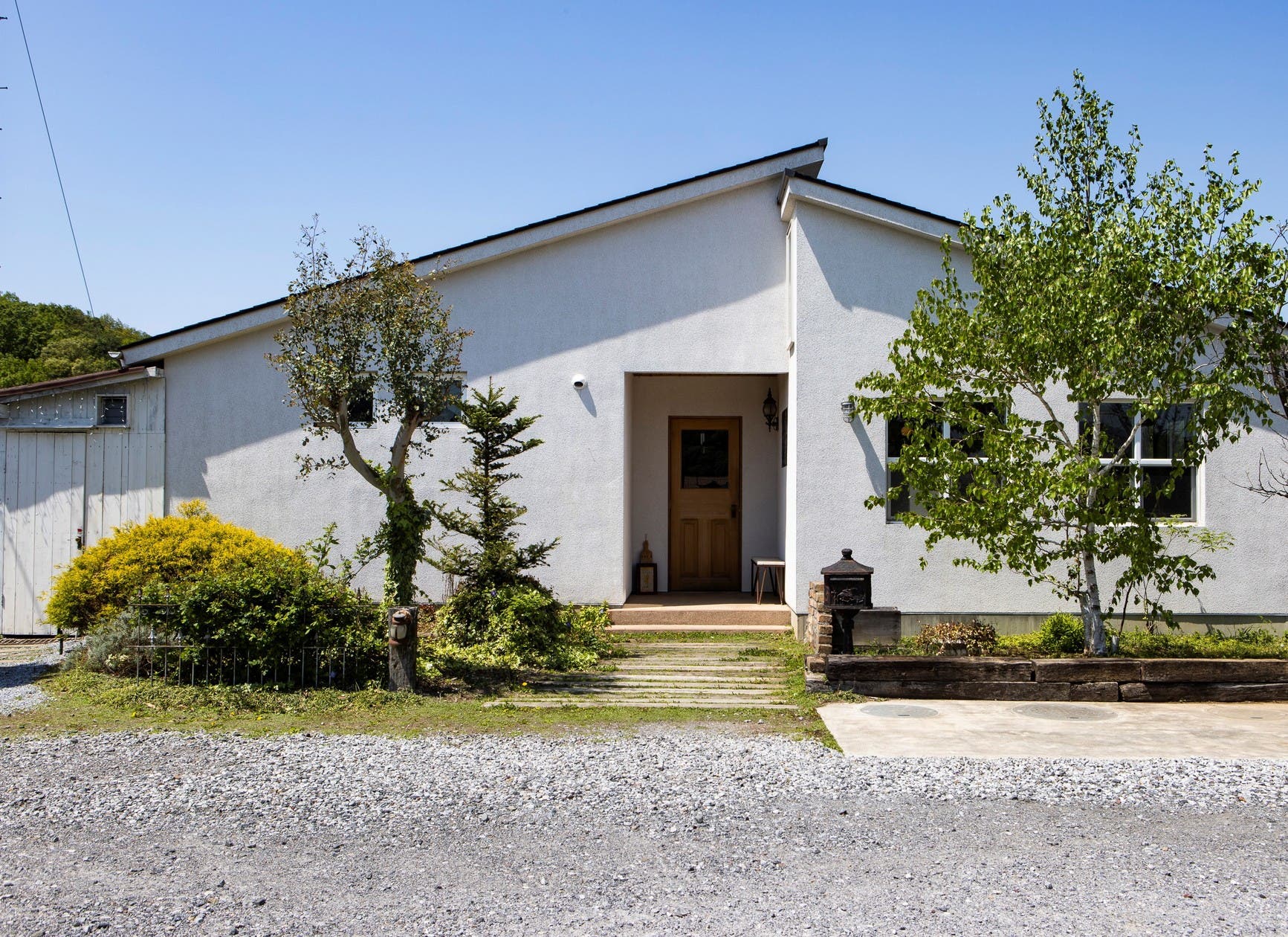 サロン、インテリアショップ、カフェが併設される田園風景の中にある複合的なお店の一軒家スタジオの写真2