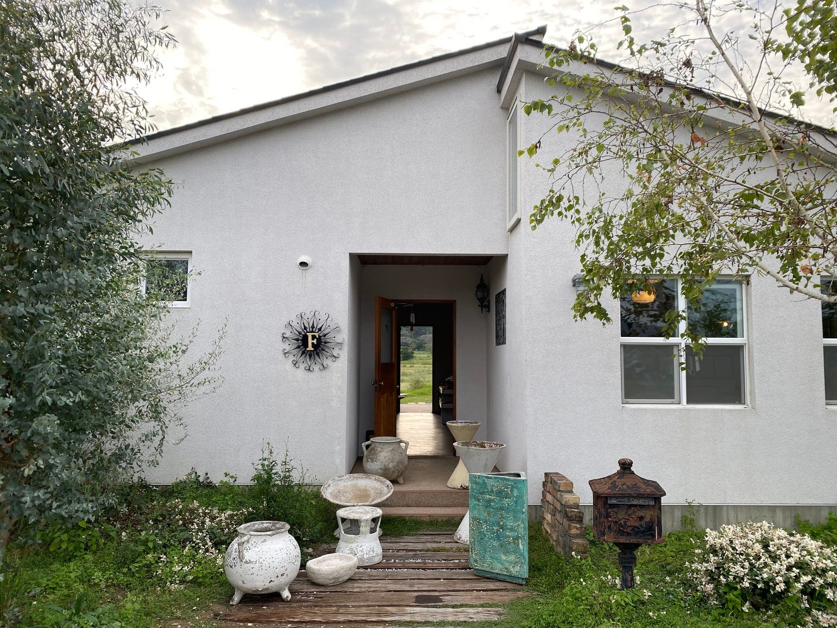 サロン、インテリアショップ、カフェが併設される田園風景の中にある複合的なお店の一軒家スタジオの写真3