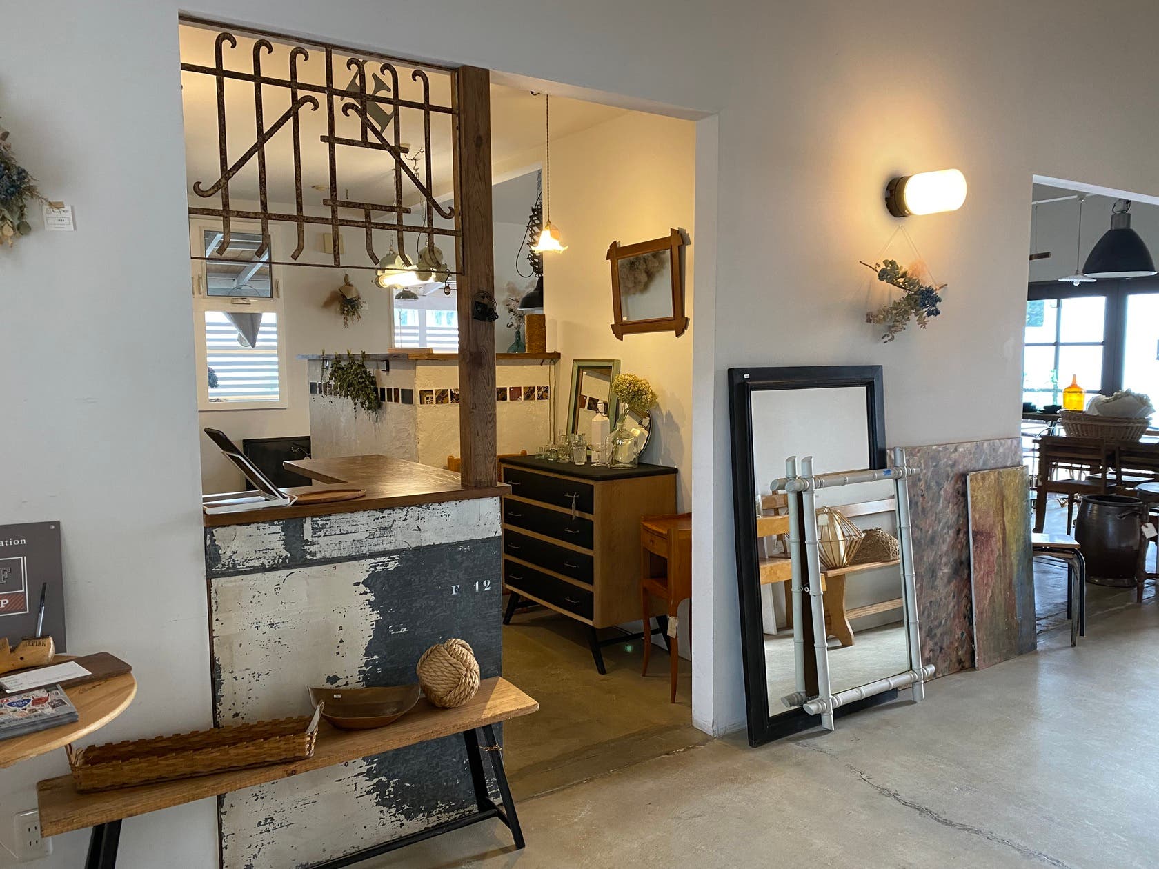 サロン、インテリアショップ、カフェが併設される田園風景の中にある複合的なお店の一軒家スタジオの写真4