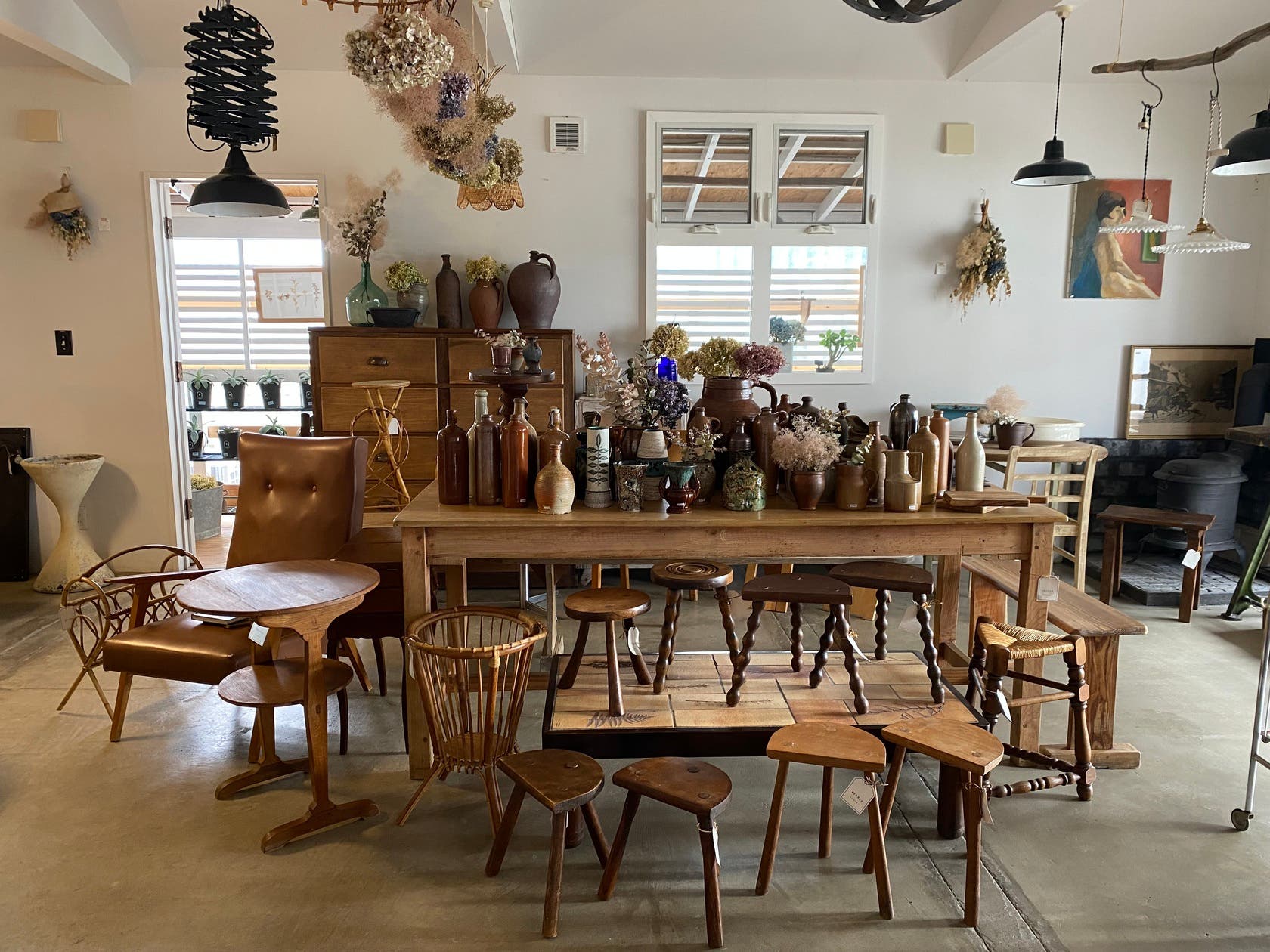 サロン、インテリアショップ、カフェが併設される田園風景の中にある複合的なお店の一軒家スタジオの写真1