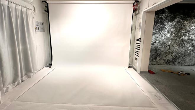 2号店 西新宿駅1分撮影スタジオ📷/機材無料📹/背景紙・モニターあり/真紅ベルベット/デザイナーズ家具🪑の写真14