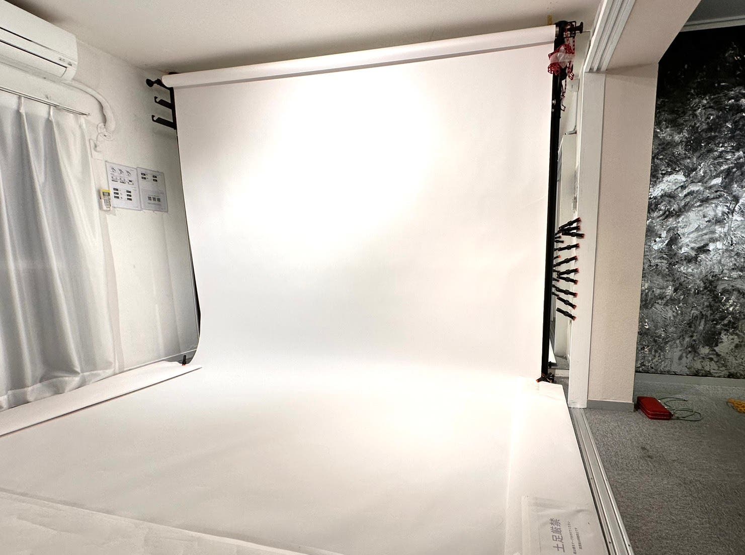 2号店 西新宿駅1分撮影スタジオ📷/機材無料📹/背景紙・モニターあり/真紅ベルベット/デザイナーズ家具🪑の写真15