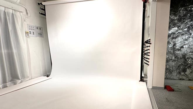 2号店 西新宿駅1分撮影スタジオ📷/機材無料📹/背景紙・モニターあり/真紅ベルベット/デザイナーズ家具🪑の写真15