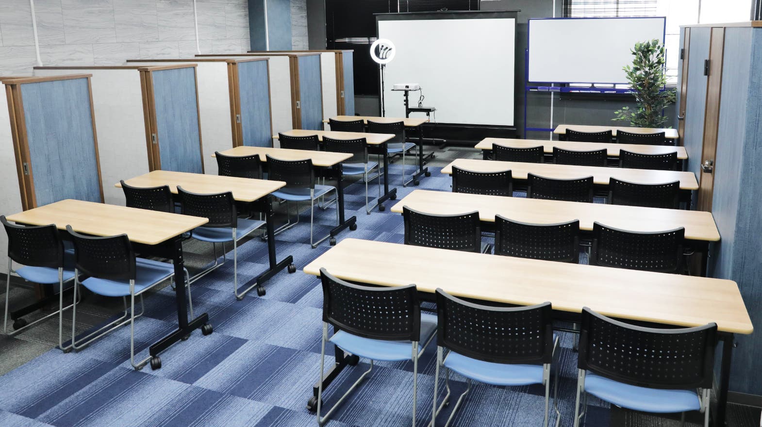 【元町駅徒歩スグ】最大38名着席！地域最安値級＆プロジェクター等 備品完備｜広々約80㎡で会議・研修に最適✨の写真1