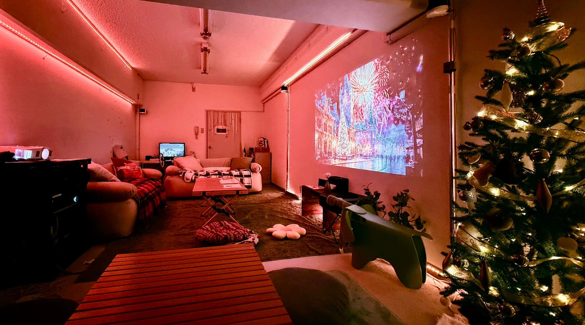 クリスマスツリー設置しました⭐️110インチプロジェクターで動画が見放題🎞️✨新大阪駅徒歩5分🏠🎉の写真2