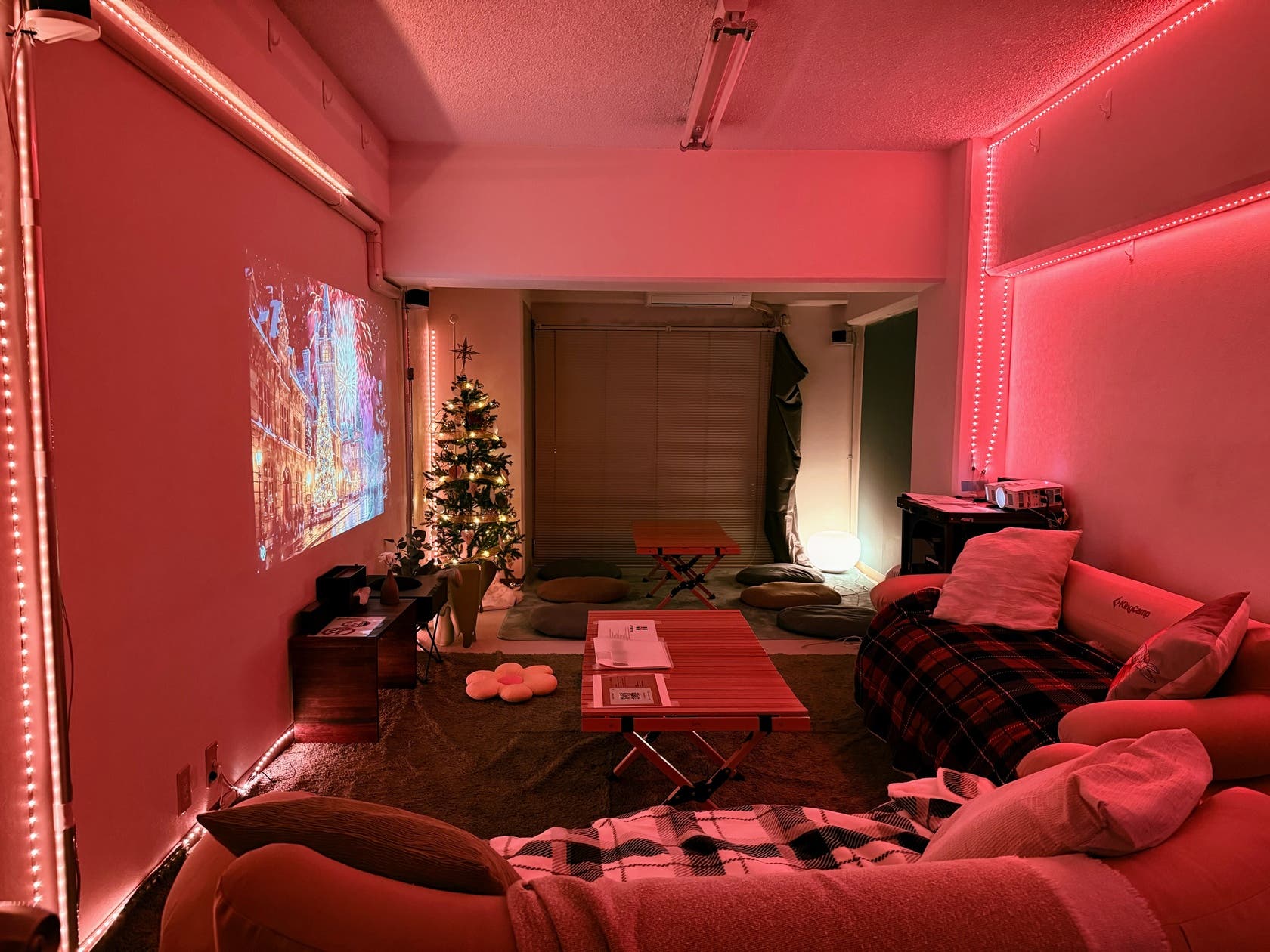 クリスマスツリー設置しました⭐️110インチプロジェクターで動画が見放題🎞️✨新大阪駅徒歩5分🏠🎉の写真1