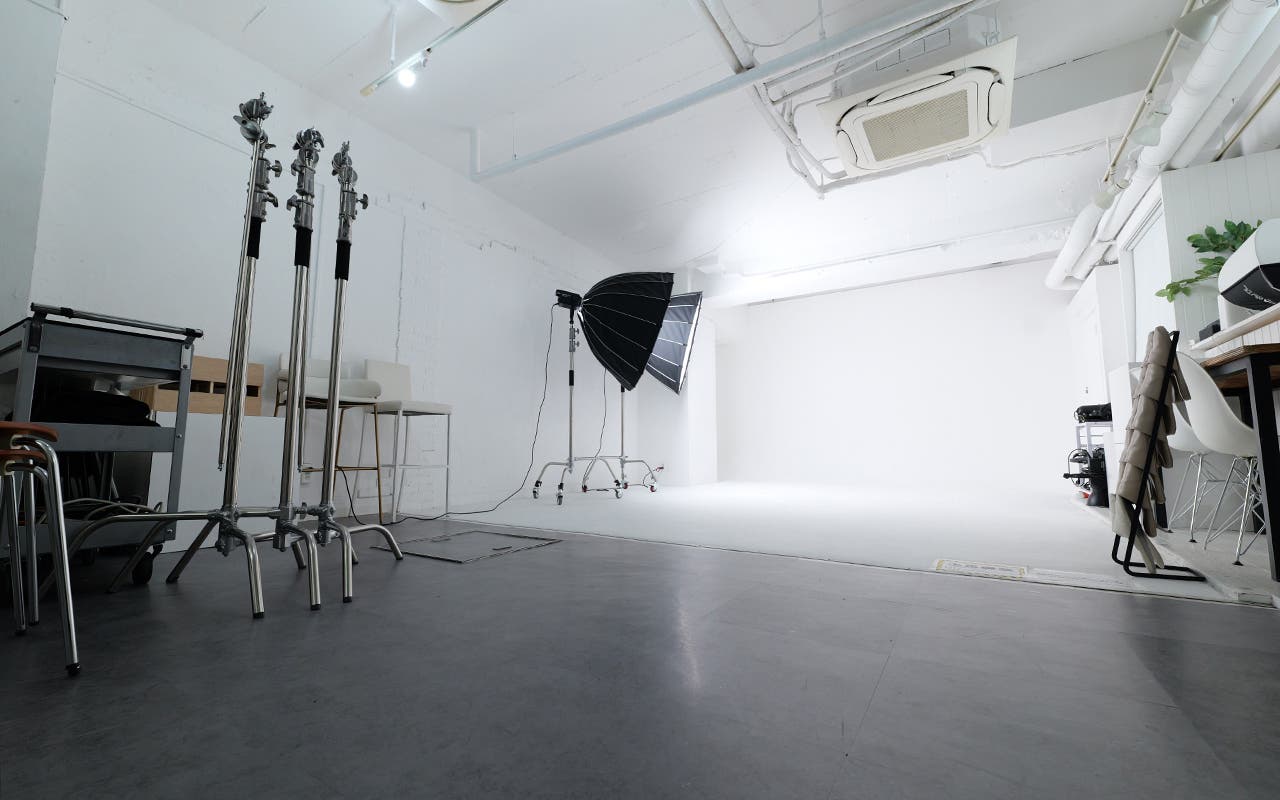 南青山の誰でも気軽に24h使える本格的セルフ型白ホリスタジオ！の写真1