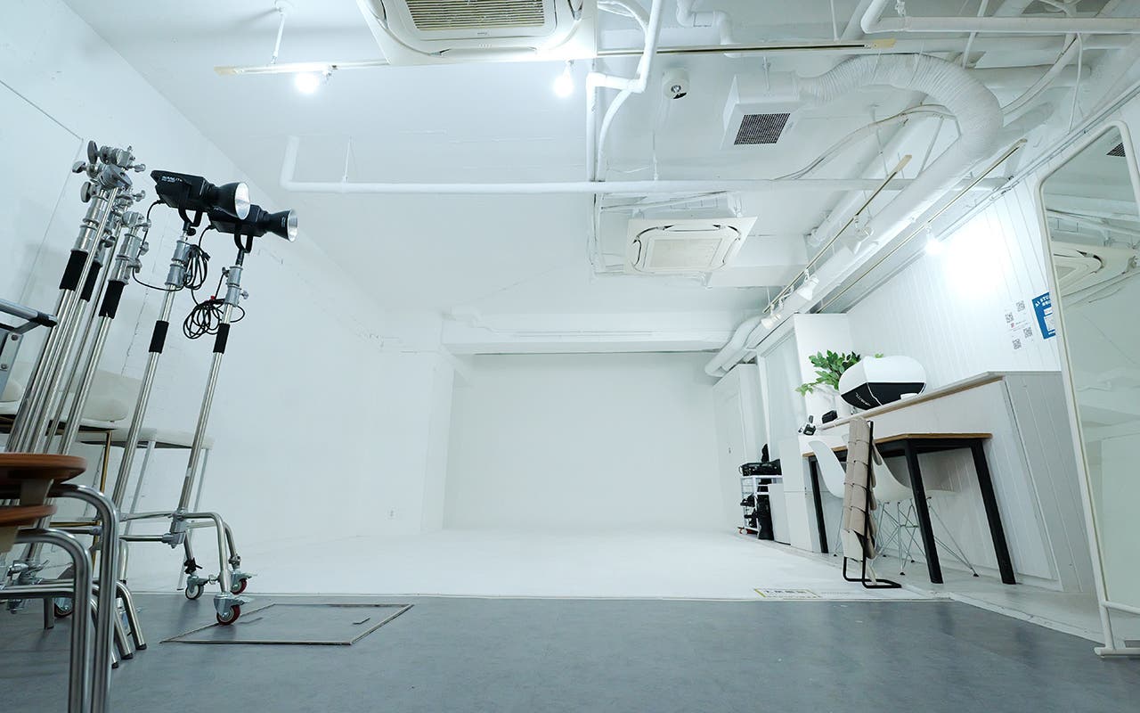 南青山の誰でも気軽に24h使える本格的セルフ型白ホリスタジオ！の写真13