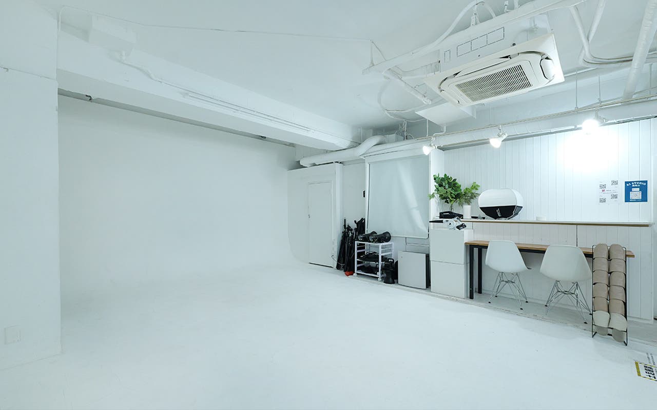 南青山の誰でも気軽に24h使える本格的セルフ型白ホリスタジオ！の写真12