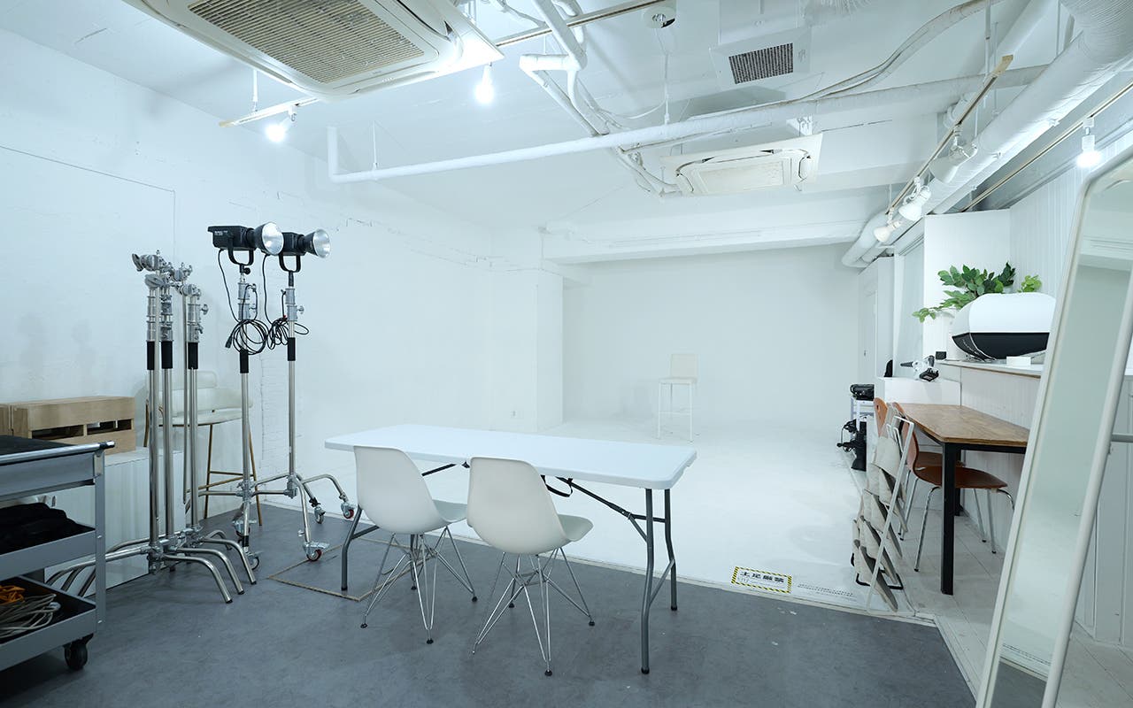 南青山の誰でも気軽に24h使える本格的セルフ型白ホリスタジオ！の写真2