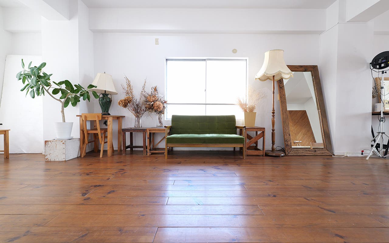 代々木ヴィンテージマンション内の自然光と木とドライフラワーに包まれたの空間の写真2