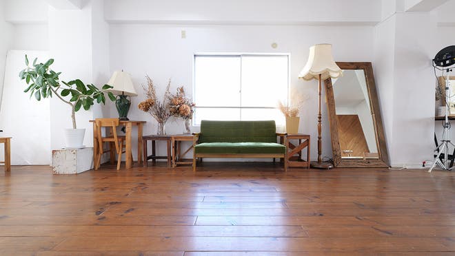 代々木ヴィンテージマンション内の自然光と木とドライフラワーに包まれたの空間の写真2