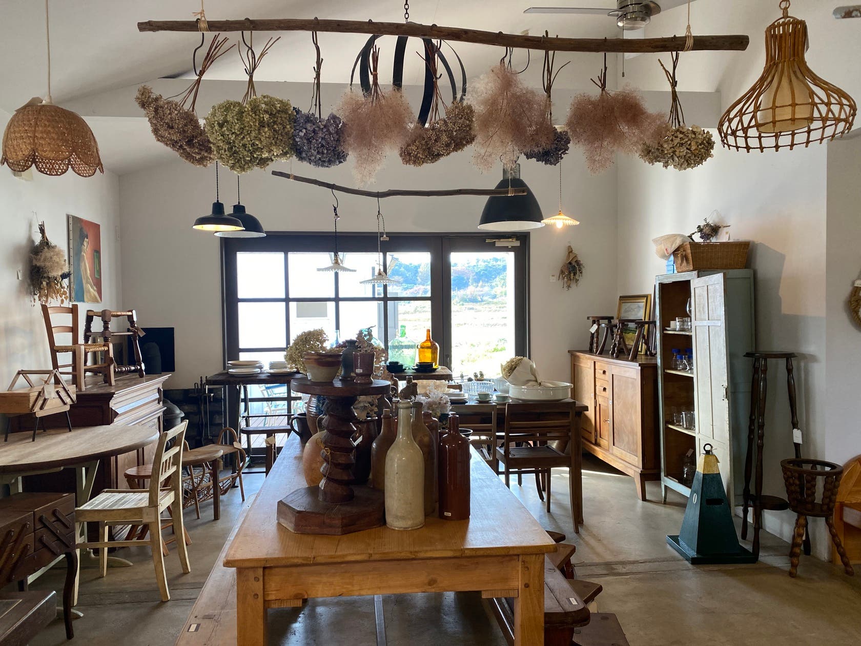 サロン、インテリアショップ、カフェが併設される田園風景の中にある複合的なお店の一軒家スタジオの写真5