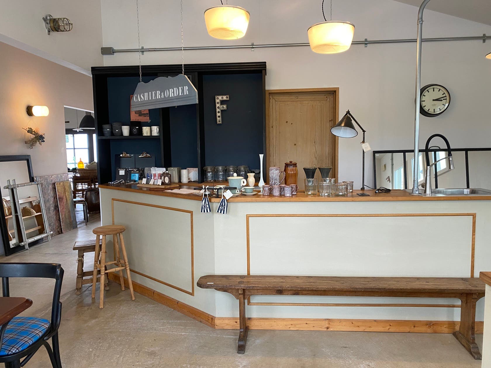 サロン、インテリアショップ、カフェが併設される田園風景の中にある複合的なお店の一軒家スタジオの写真6