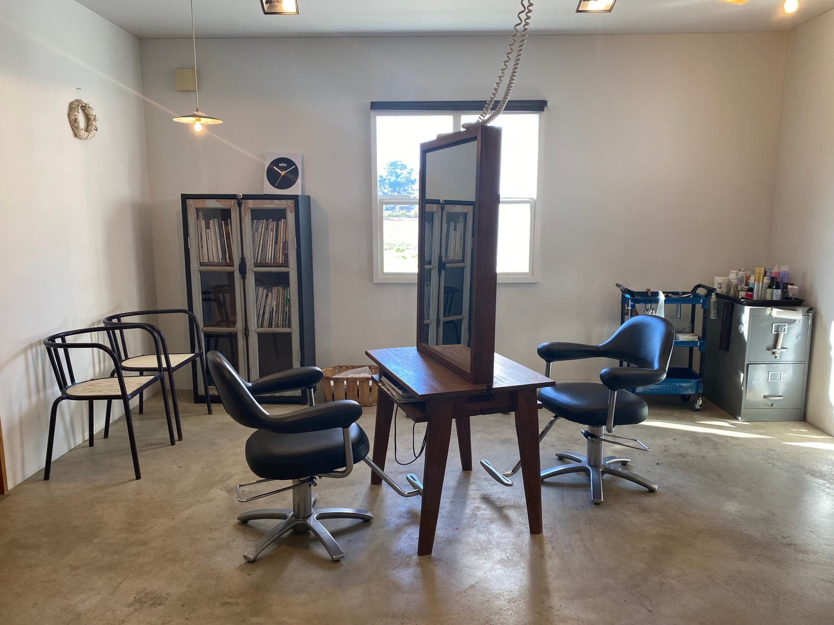 サロン、インテリアショップ、カフェが併設される田園風景の中にある複合的なお店の一軒家スタジオの写真7