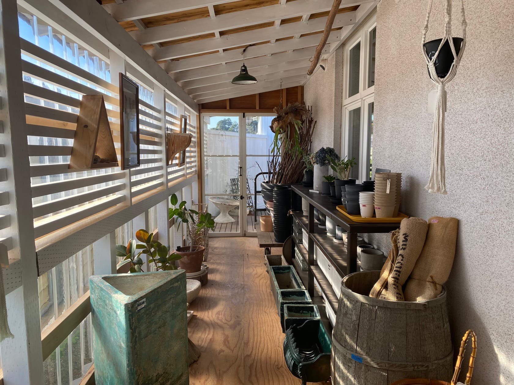 サロン、インテリアショップ、カフェが併設される田園風景の中にある複合的なお店の一軒家スタジオの写真8