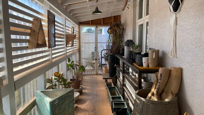 サロン、インテリアショップ、カフェが併設される田園風景の中にある複合的なお店の一軒家スタジオの写真8