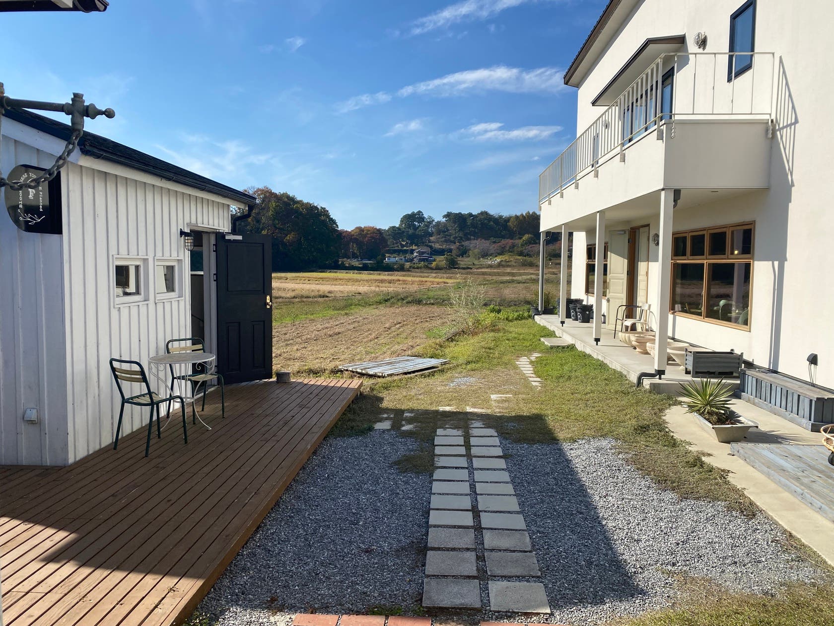 サロン、インテリアショップ、カフェが併設される田園風景の中にある複合的なお店の一軒家スタジオの写真9