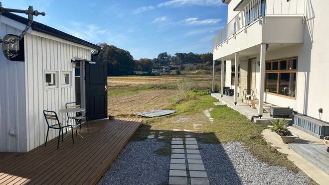 サロン、インテリアショップ、カフェが併設される田園風景の中にある複合的なお店の一軒家スタジオの写真9