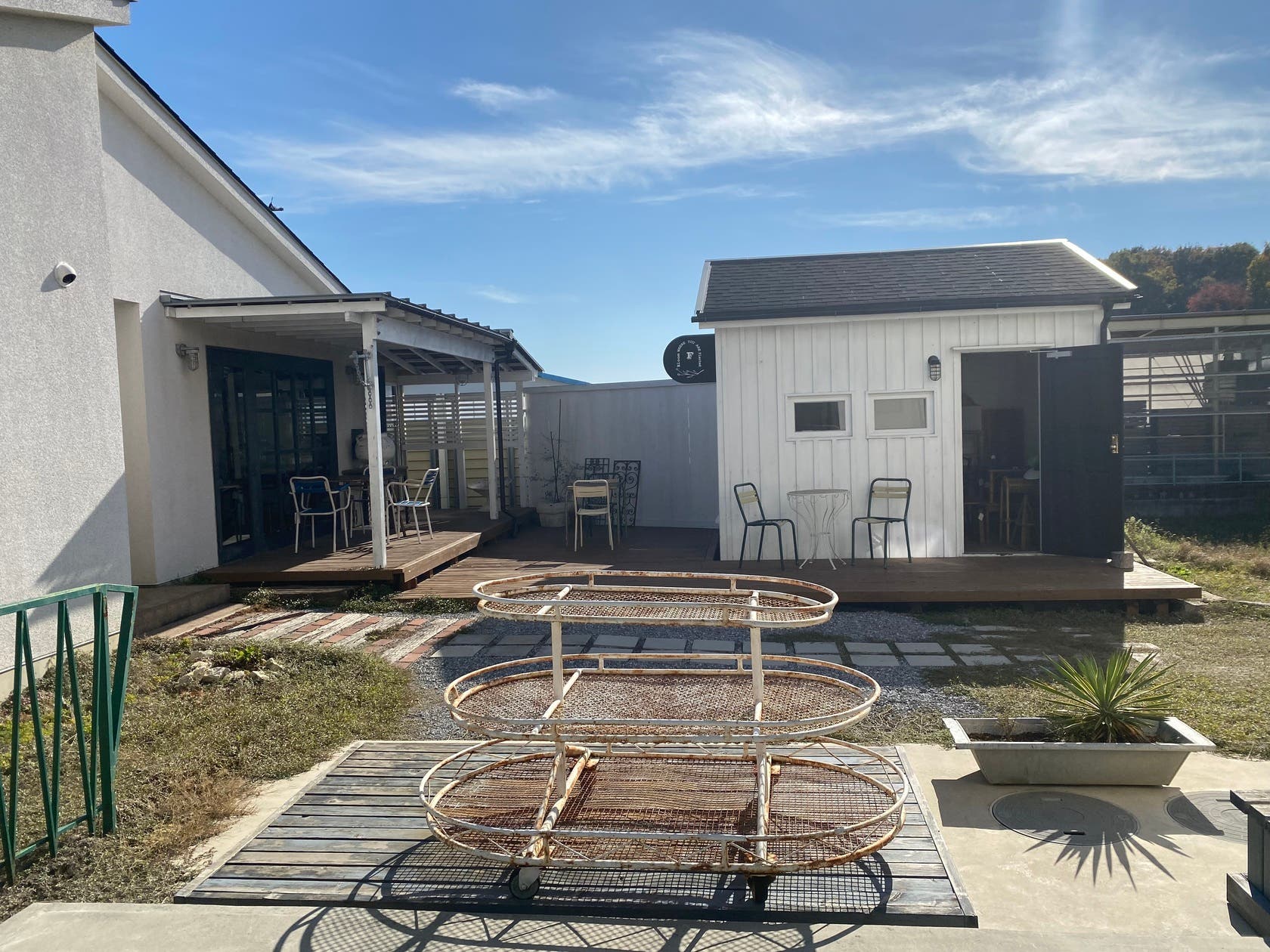 サロン、インテリアショップ、カフェが併設される田園風景の中にある複合的なお店の一軒家スタジオの写真10