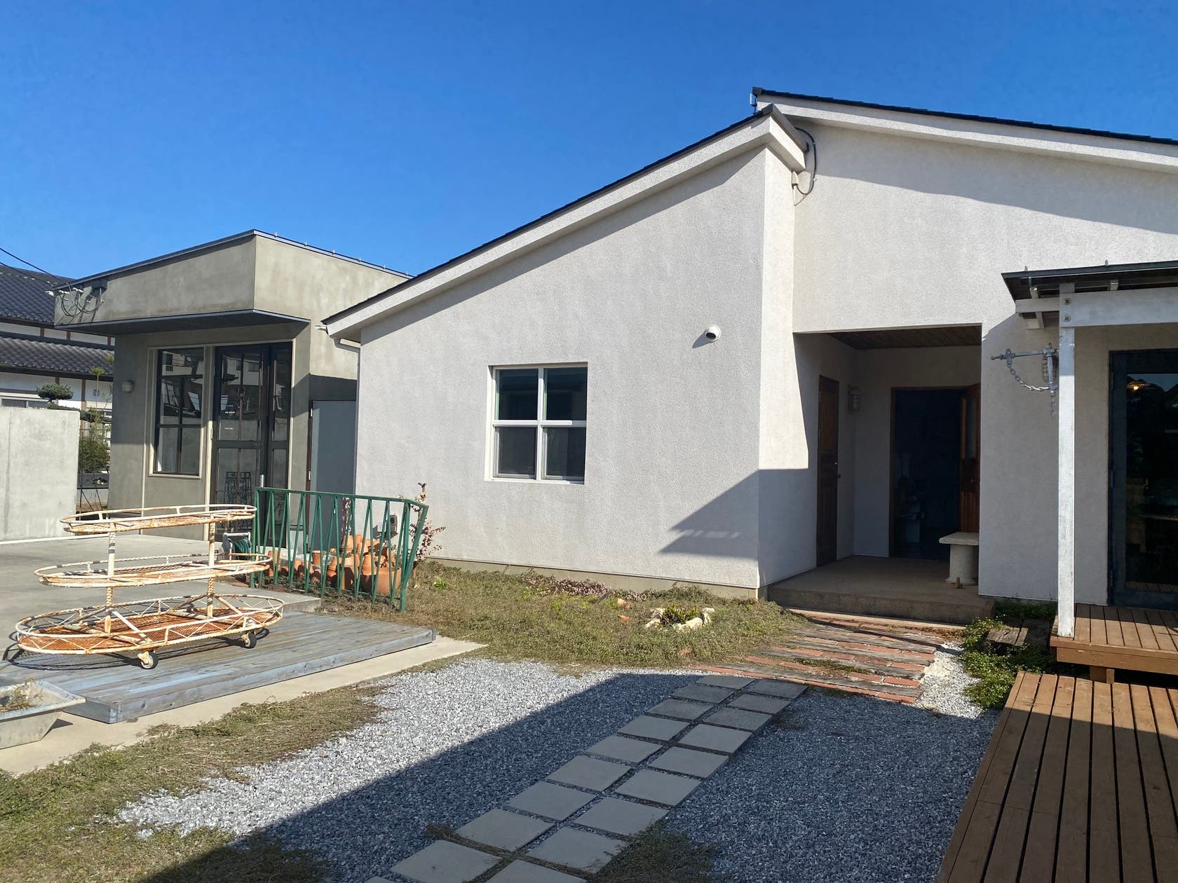 サロン、インテリアショップ、カフェが併設される田園風景の中にある複合的なお店の一軒家スタジオの写真11