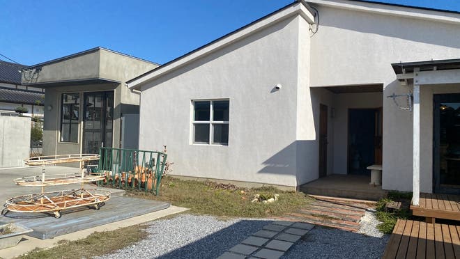 サロン、インテリアショップ、カフェが併設される田園風景の中にある複合的なお店の一軒家スタジオの写真11