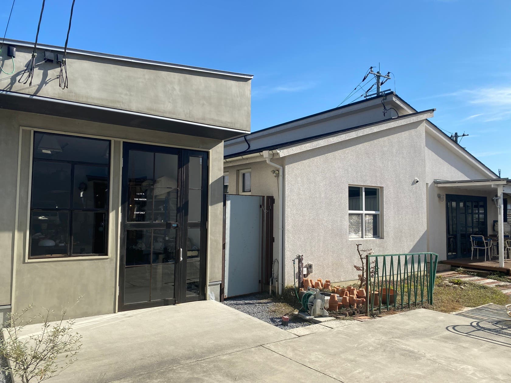 サロン、インテリアショップ、カフェが併設される田園風景の中にある複合的なお店の一軒家スタジオの写真12