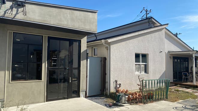 サロン、インテリアショップ、カフェが併設される田園風景の中にある複合的なお店の一軒家スタジオの写真12