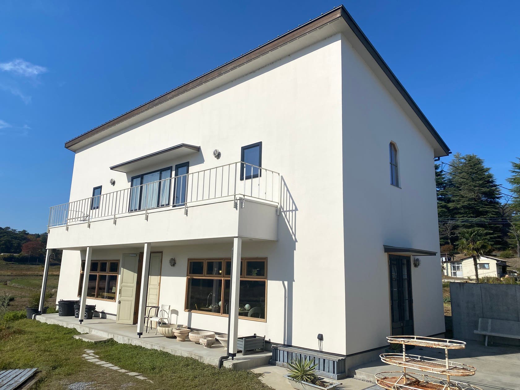 サロン、インテリアショップ、カフェが併設される田園風景の中にある複合的なお店の一軒家スタジオの写真13