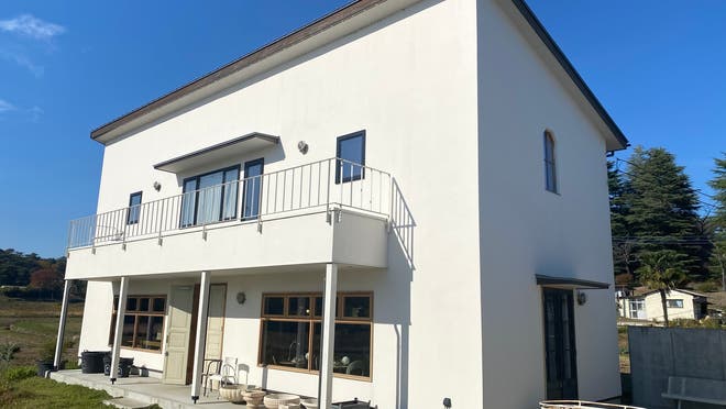 サロン、インテリアショップ、カフェが併設される田園風景の中にある複合的なお店の一軒家スタジオの写真13